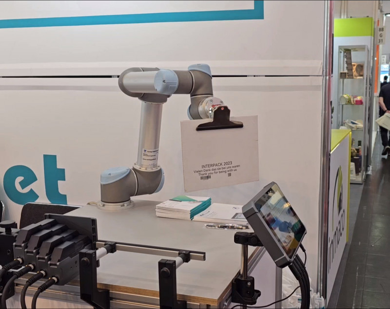 Roboter zur Barcode Beschriftung - Vorwig GmbH - Roboter und ...